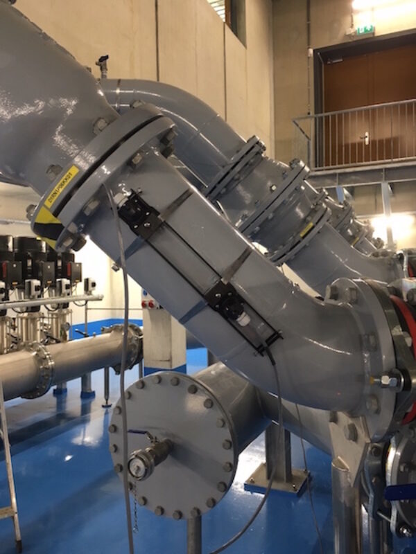 BAR Instruments | Transit time clamp on flow meting vaste opstelling